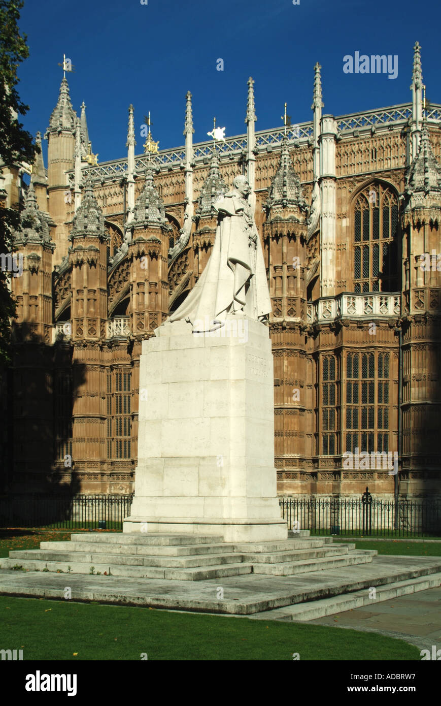 Westminster statue of King George V with Westminster Abbey beyond Stock ...