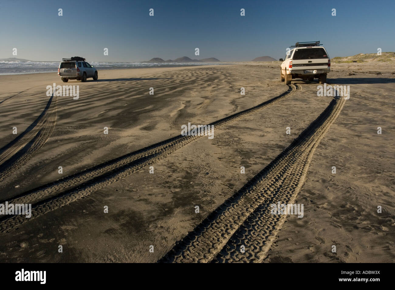 4wd cars on beach hi-res stock photography and images - Alamy
