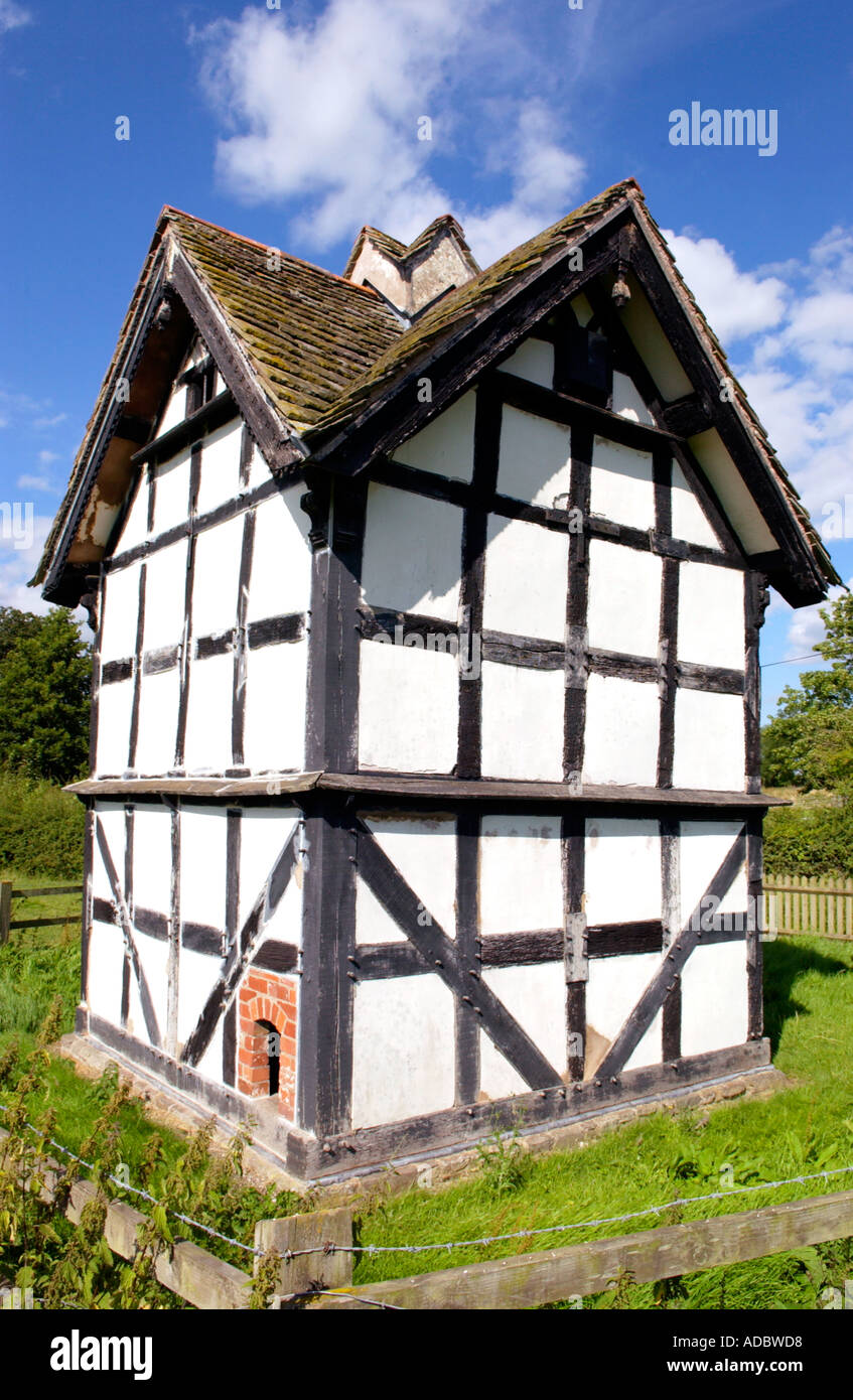 Timber framed building restoration hi-res stock photography and images ...