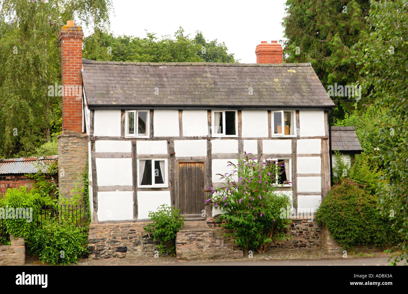 Restored timber framed cottages hi-res stock photography and images - Alamy