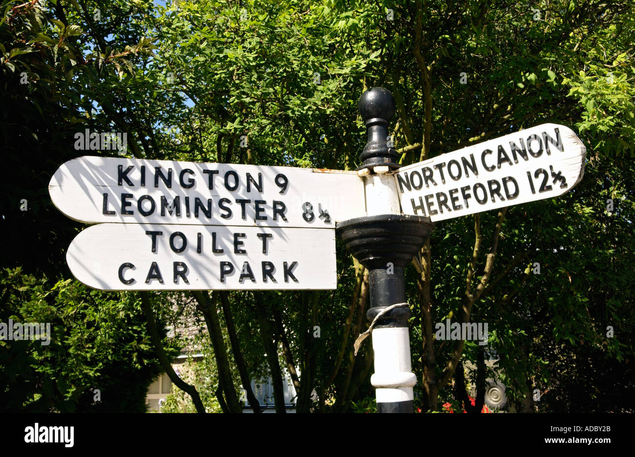 English direction road sign hi-res stock photography and images - Alamy