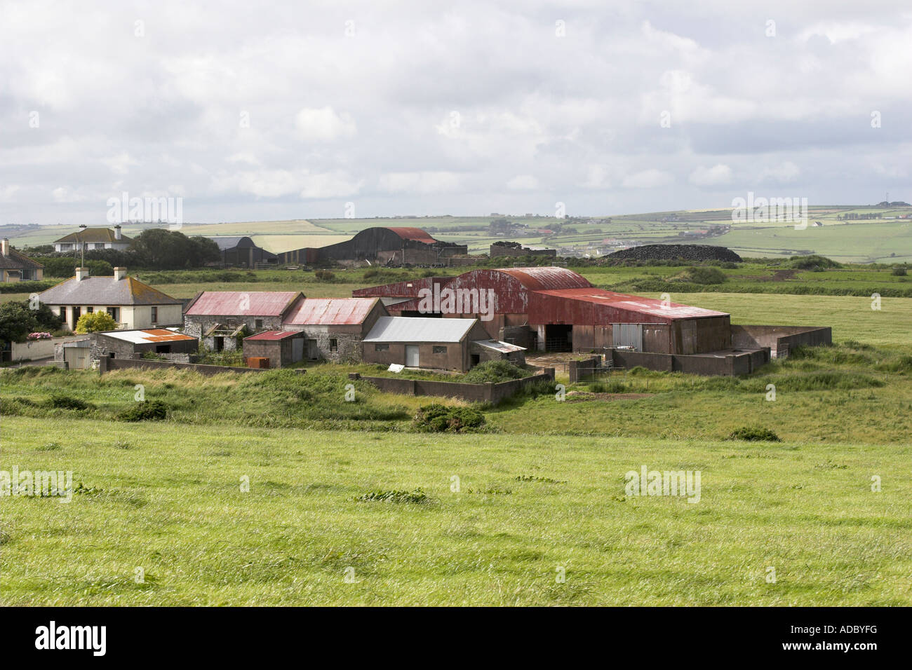 Old farm buildings ireland hi-res stock photography and images - Alamy