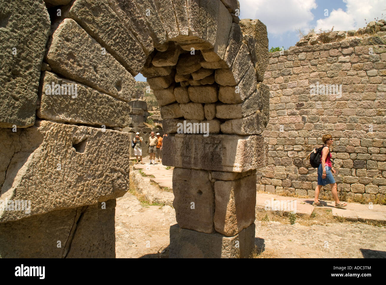 Roman arch with keystone hi-res stock photography and images - Alamy