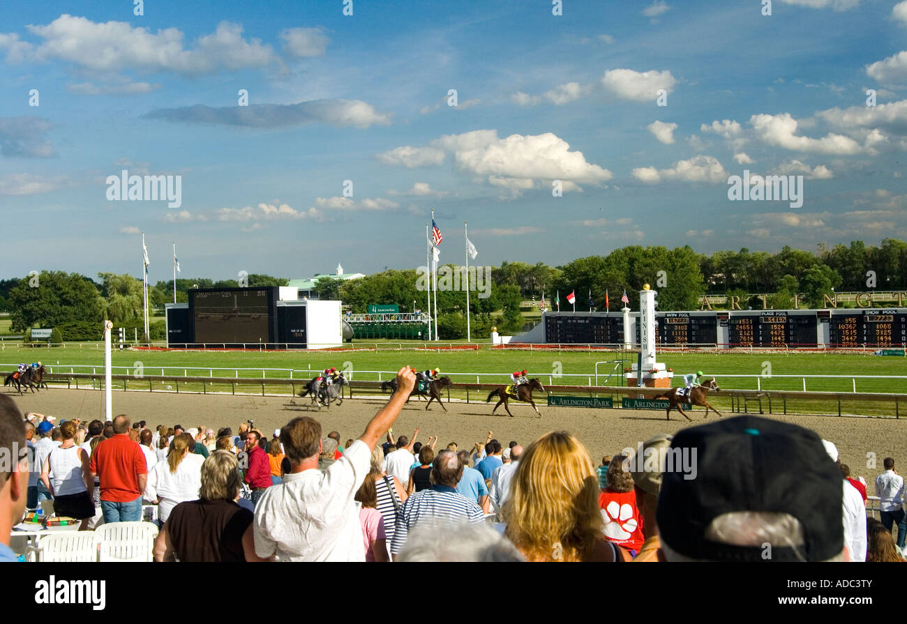 Cheering crowd horse racing hi-res stock photography and images - Alamy
