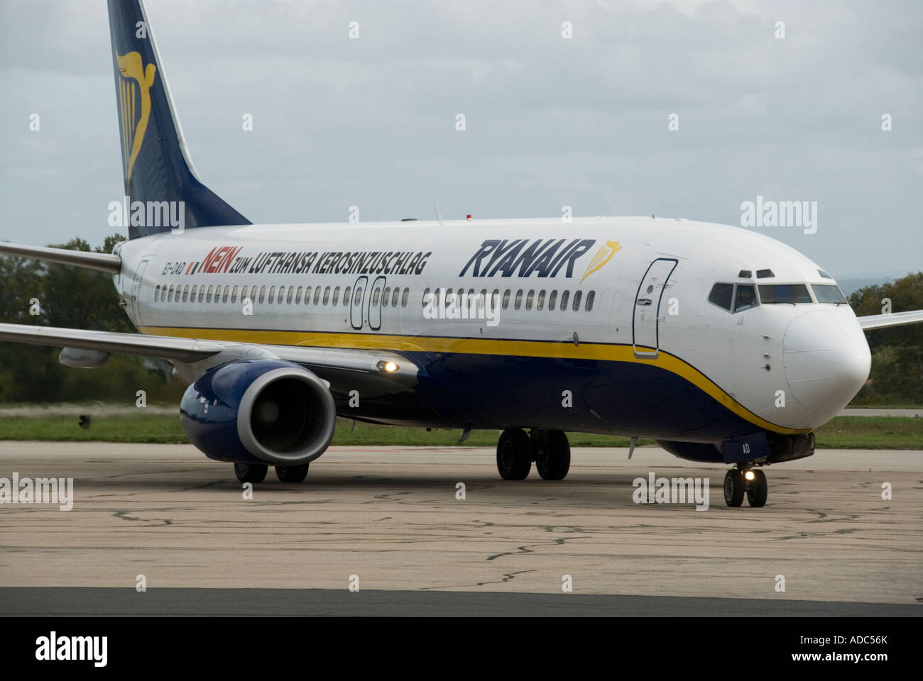 Image of a Ryan Air jet landing at Limoges airport France Stock Photo ...
