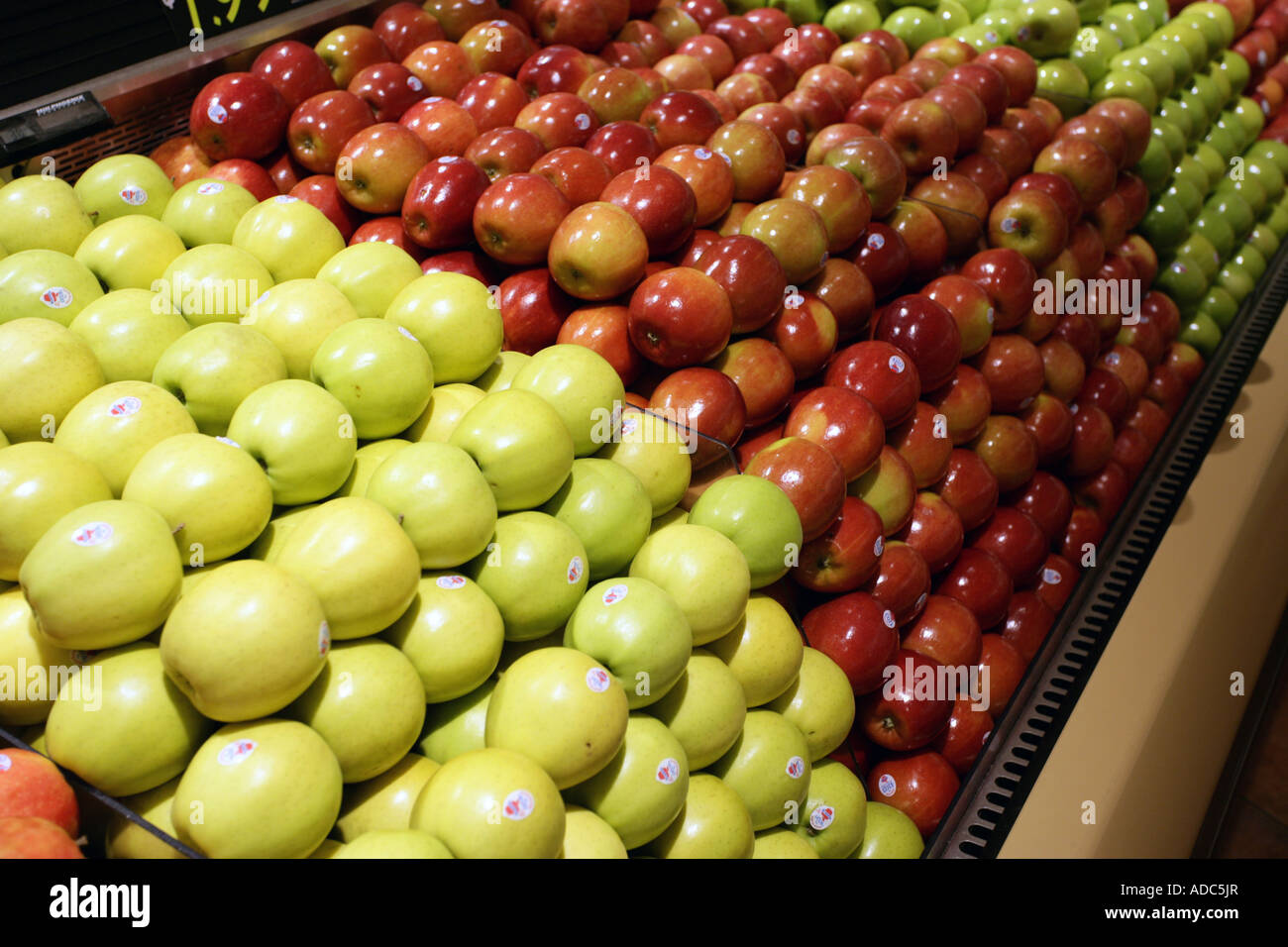 Rows of Apple for Sale in a Supermarket Stock Photo - Alamy