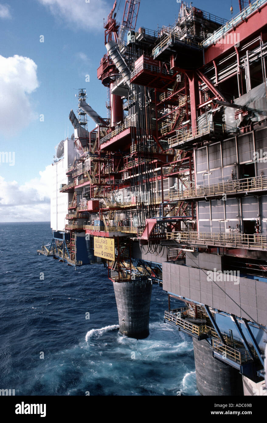 Oil platform in North Sea Stock Photo - Alamy