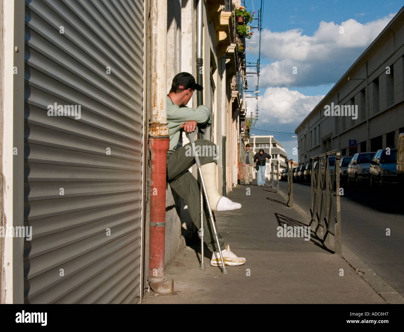 Boy with leg in plaster hi-res stock photography and images - Alamy