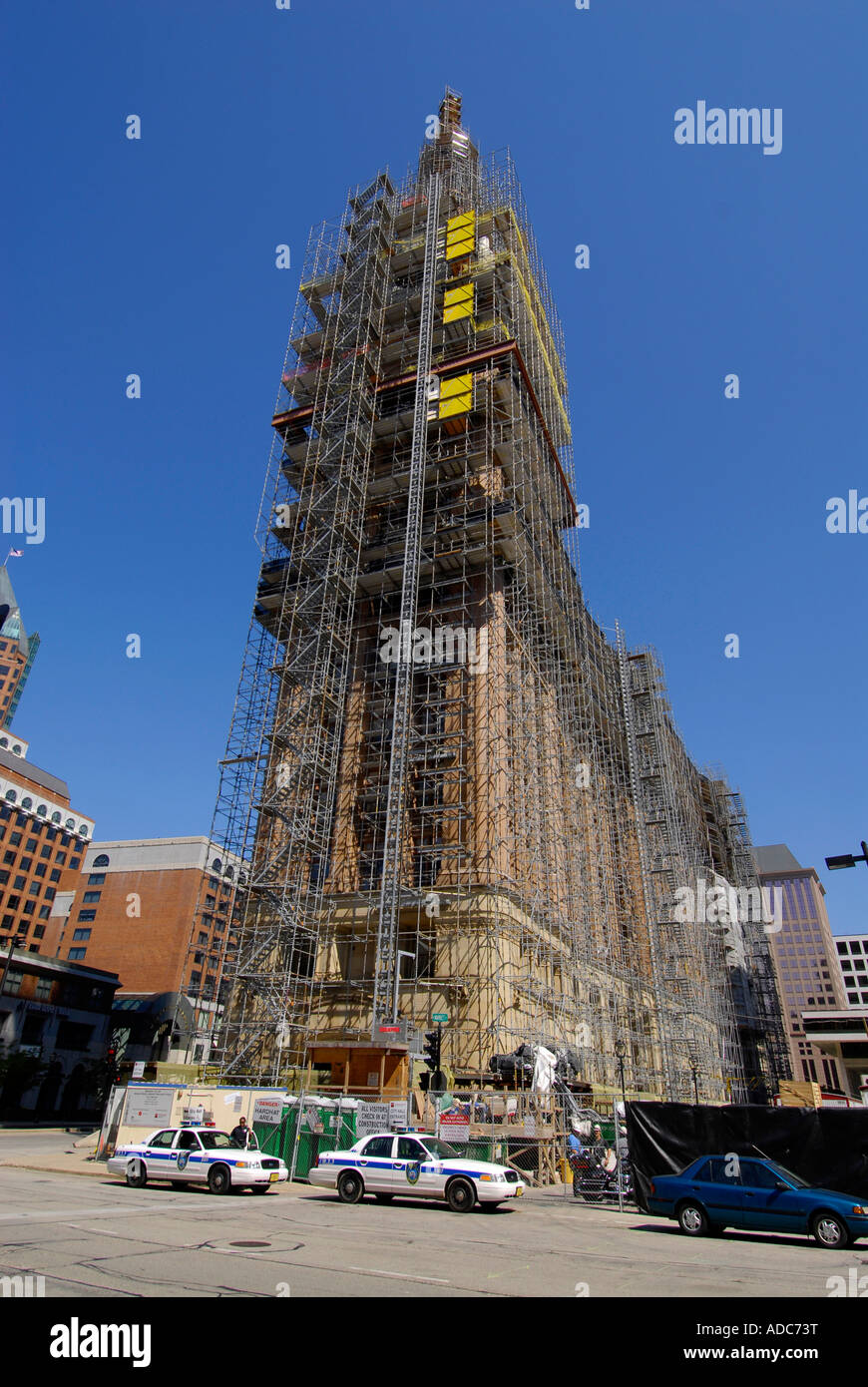 Scaffolding surrounds hi-res stock photography and images - Alamy