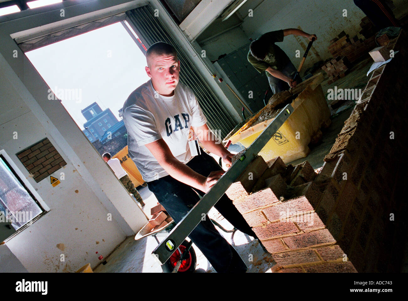 Workman laying blockwork on a building site Stock Photo - Alamy
