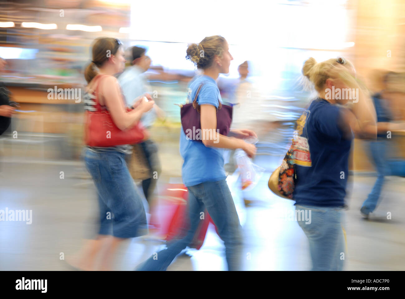 People walking with bagages Stock Photo - Alamy