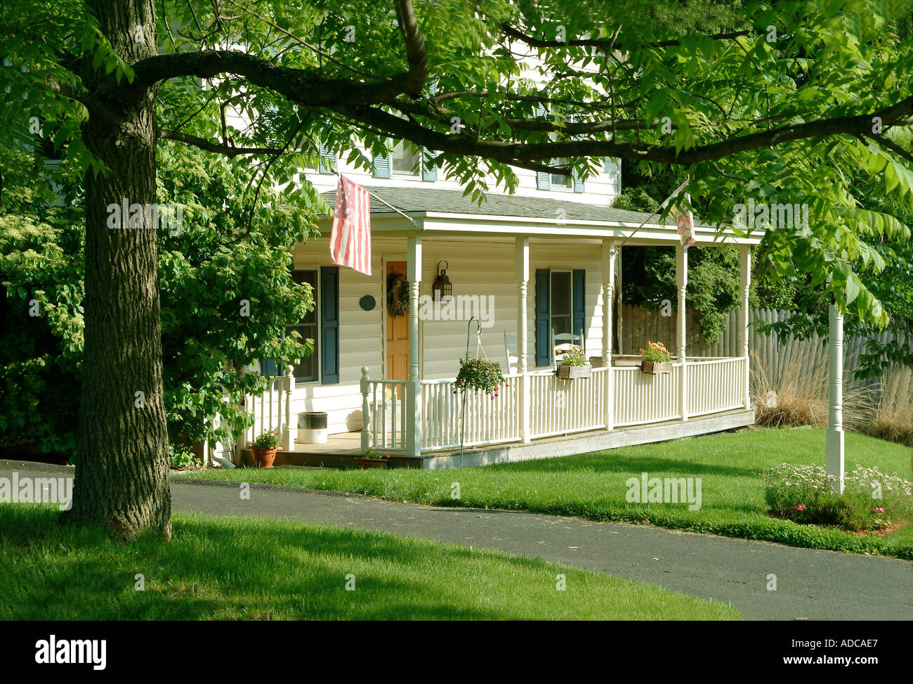 American domestic architecture suburban hi-res stock photography and ...