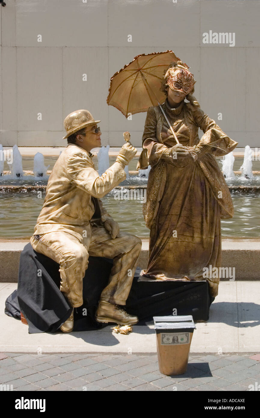 Street performers in front of the Metropolitan Museum of Art Manhattan ...