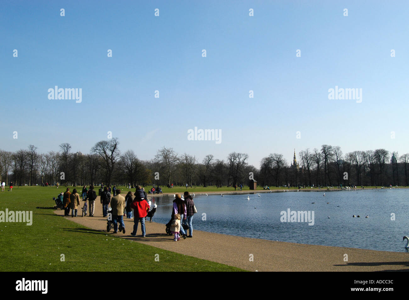 Round pond hyde park hi-res stock photography and images - Alamy