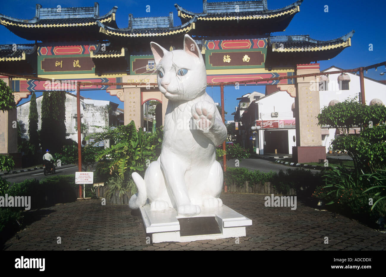 Statue of a white cat in Kuching, Sarawak, Malaysia Stock Photo - Alamy