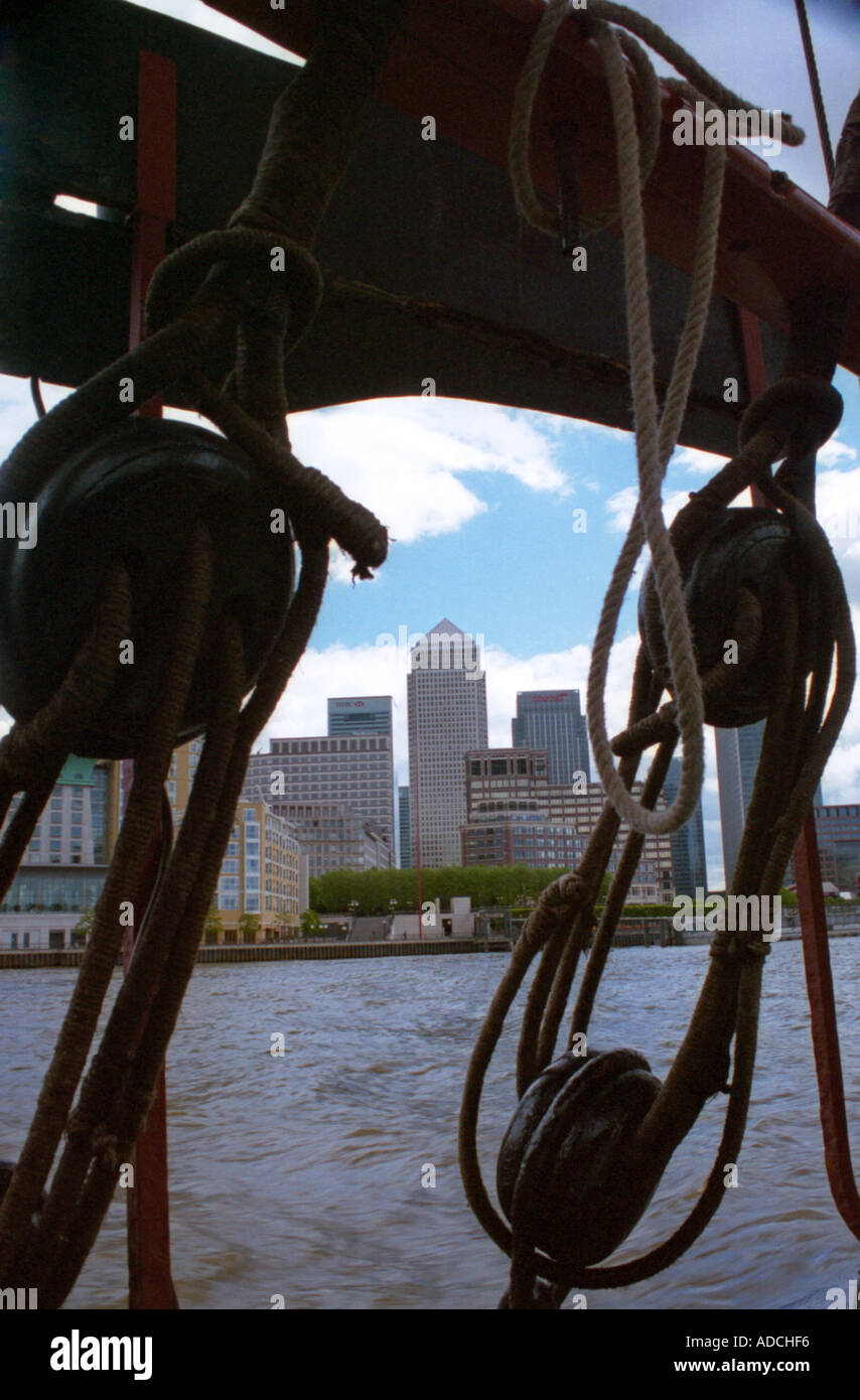 Canary warf people hi-res stock photography and images - Alamy