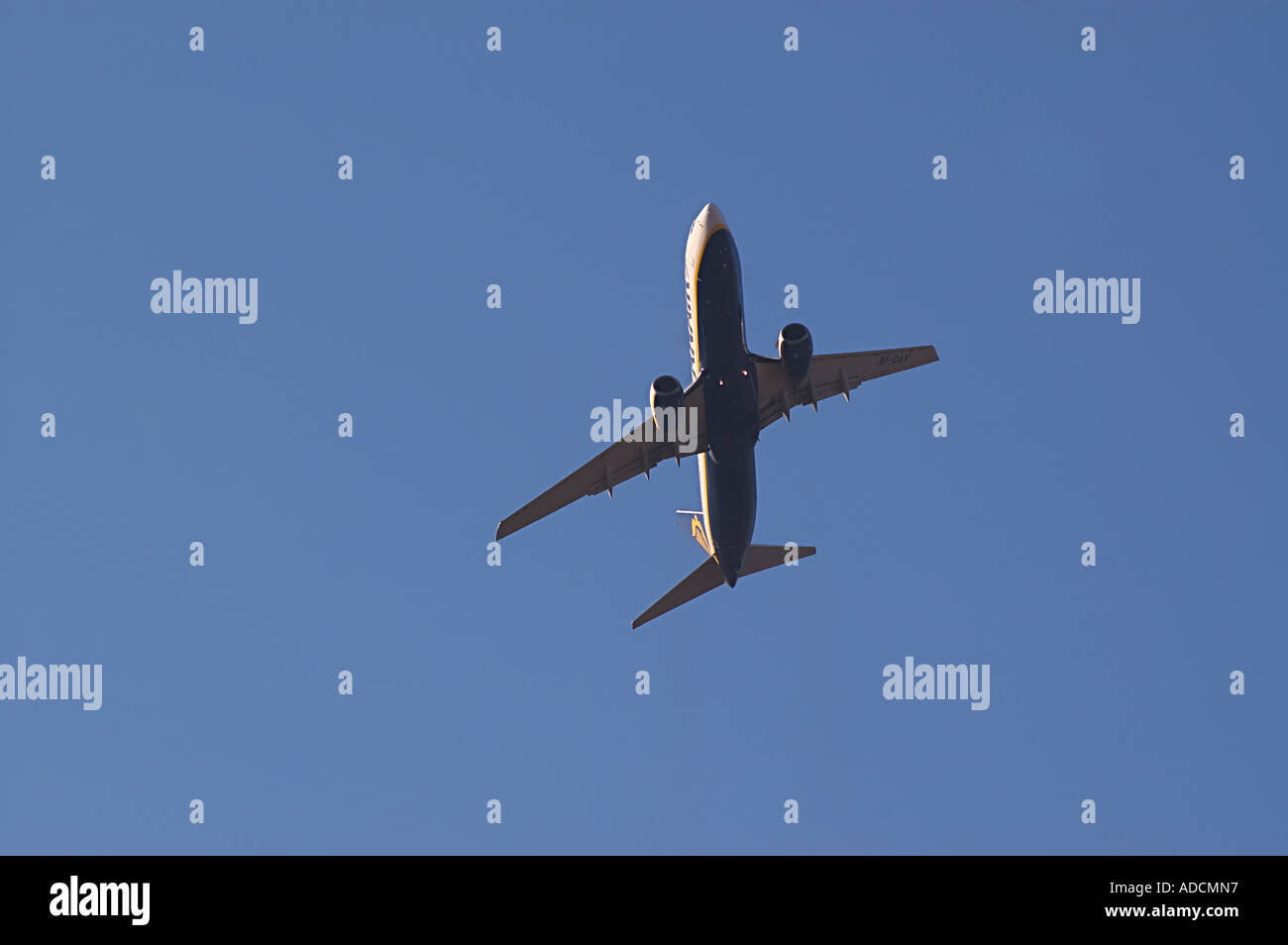 Airplane going up hi-res stock photography and images - Alamy