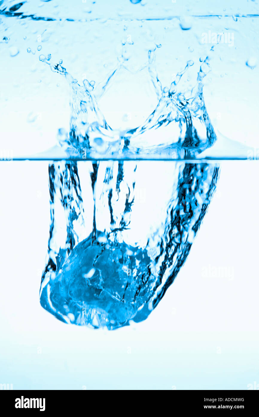 ICE CUBE SPLASHING INTO WATER Stock Photo - Alamy