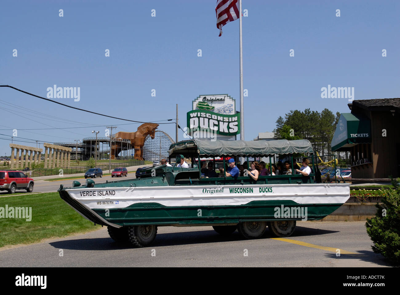 Water duck rides hi-res stock photography and images - Alamy