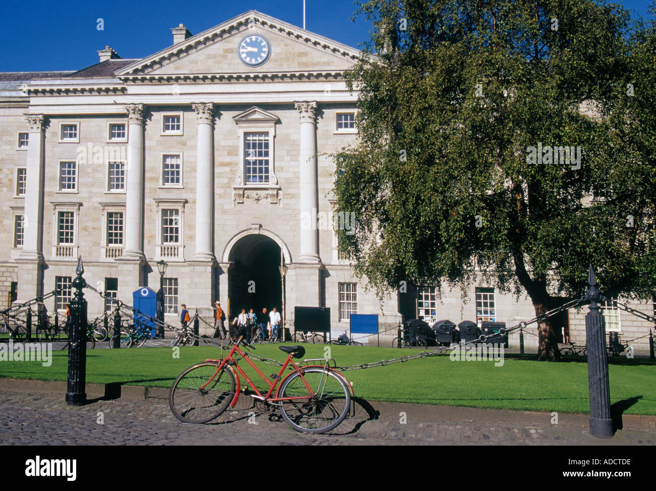 Trinity college dublin gate hi-res stock photography and images - Alamy