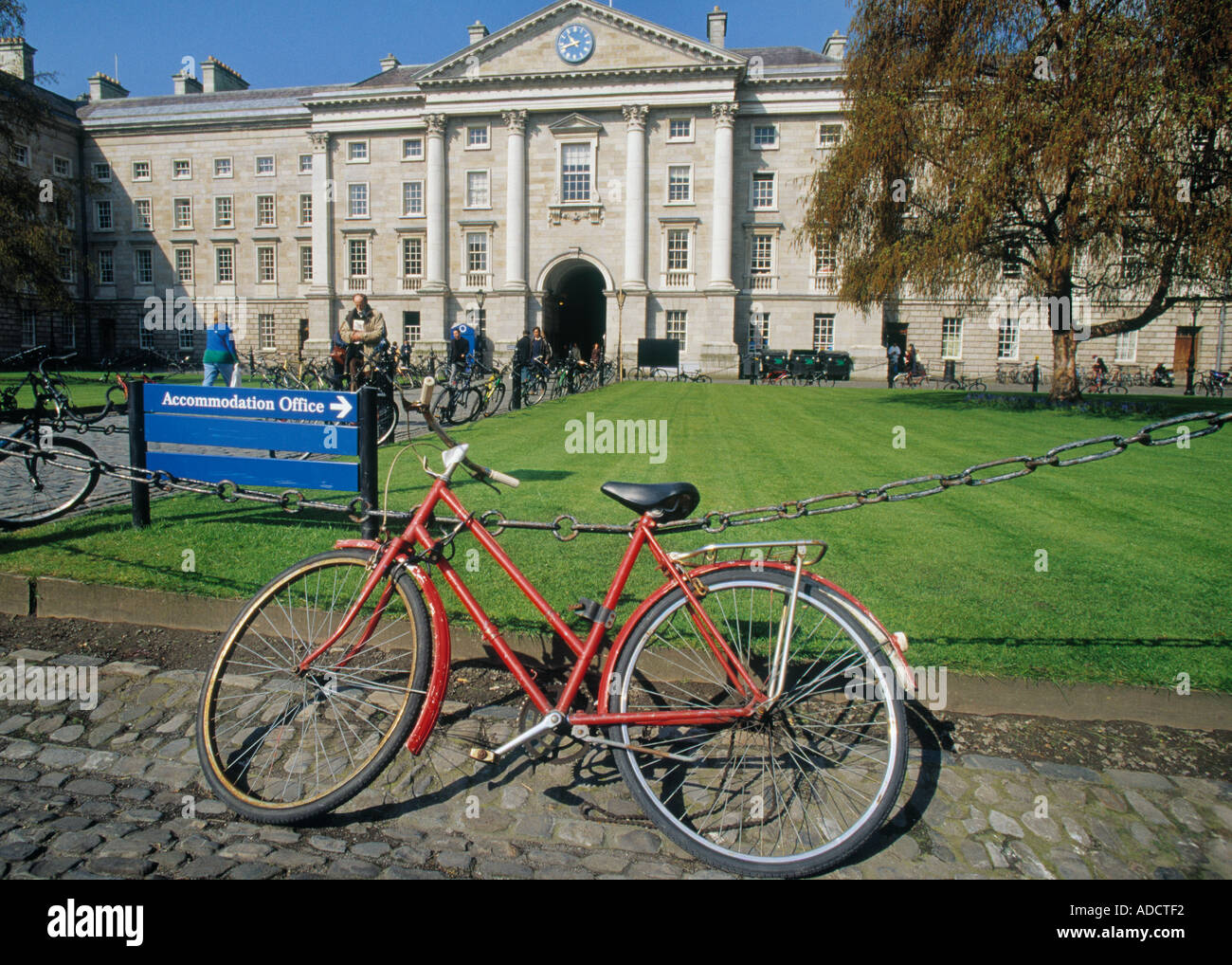 Trinity college dublin gate hi-res stock photography and images - Alamy