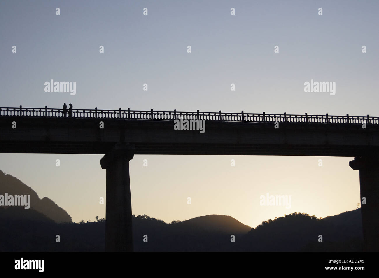 Couple silhouette bridge asian hi-res stock photography and images - Alamy