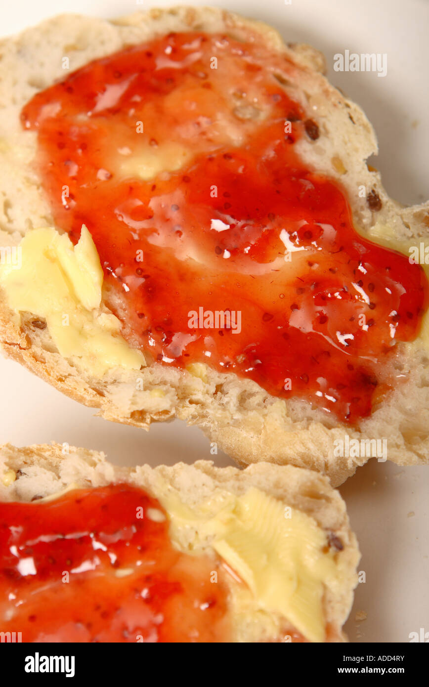 Strawberry jam on fresh bread roll Stock Photo - Alamy