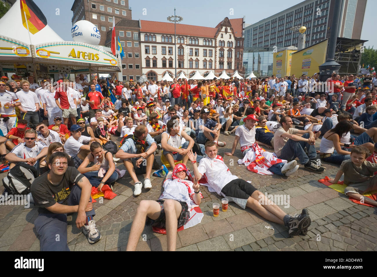 Football supporters crowd hi-res stock photography and images - Alamy