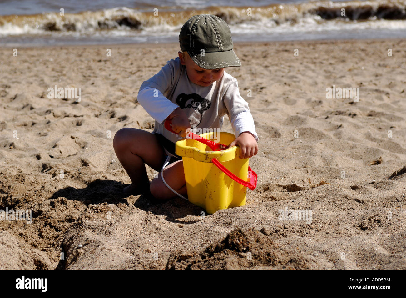 Filling sand bucket hi-res stock photography and images - Alamy