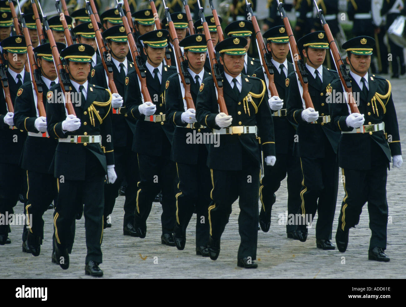 Soldiers marching hi-res stock photography and images - Alamy
