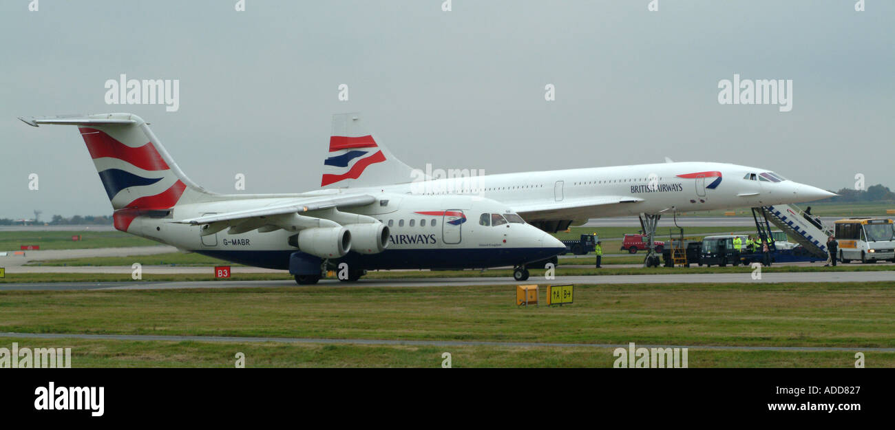 BAe 146 Passes Concorde During Farewell to Manchester 22 October 2003 ...