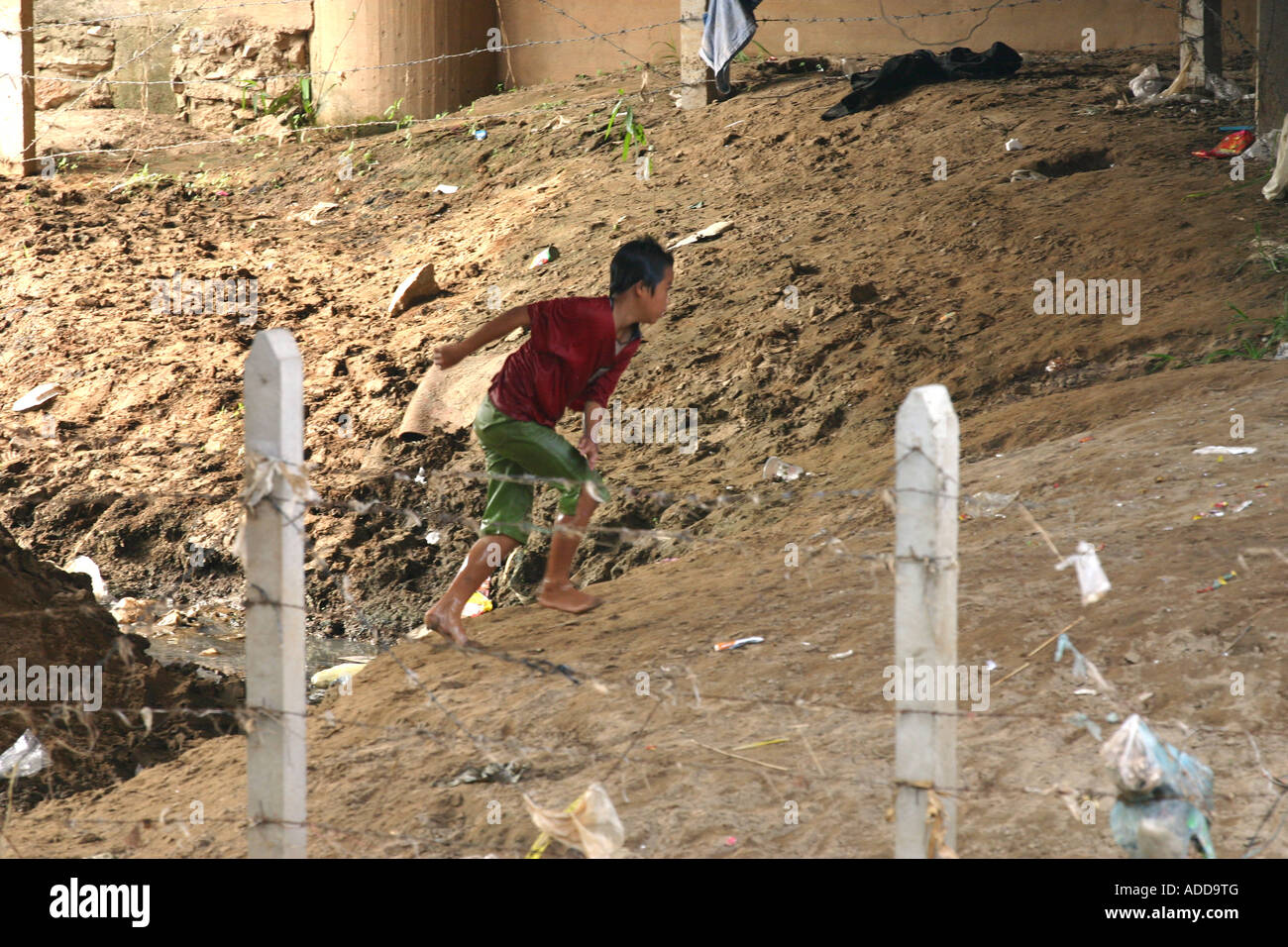 Myanmar border fence hi-res stock photography and images - Alamy