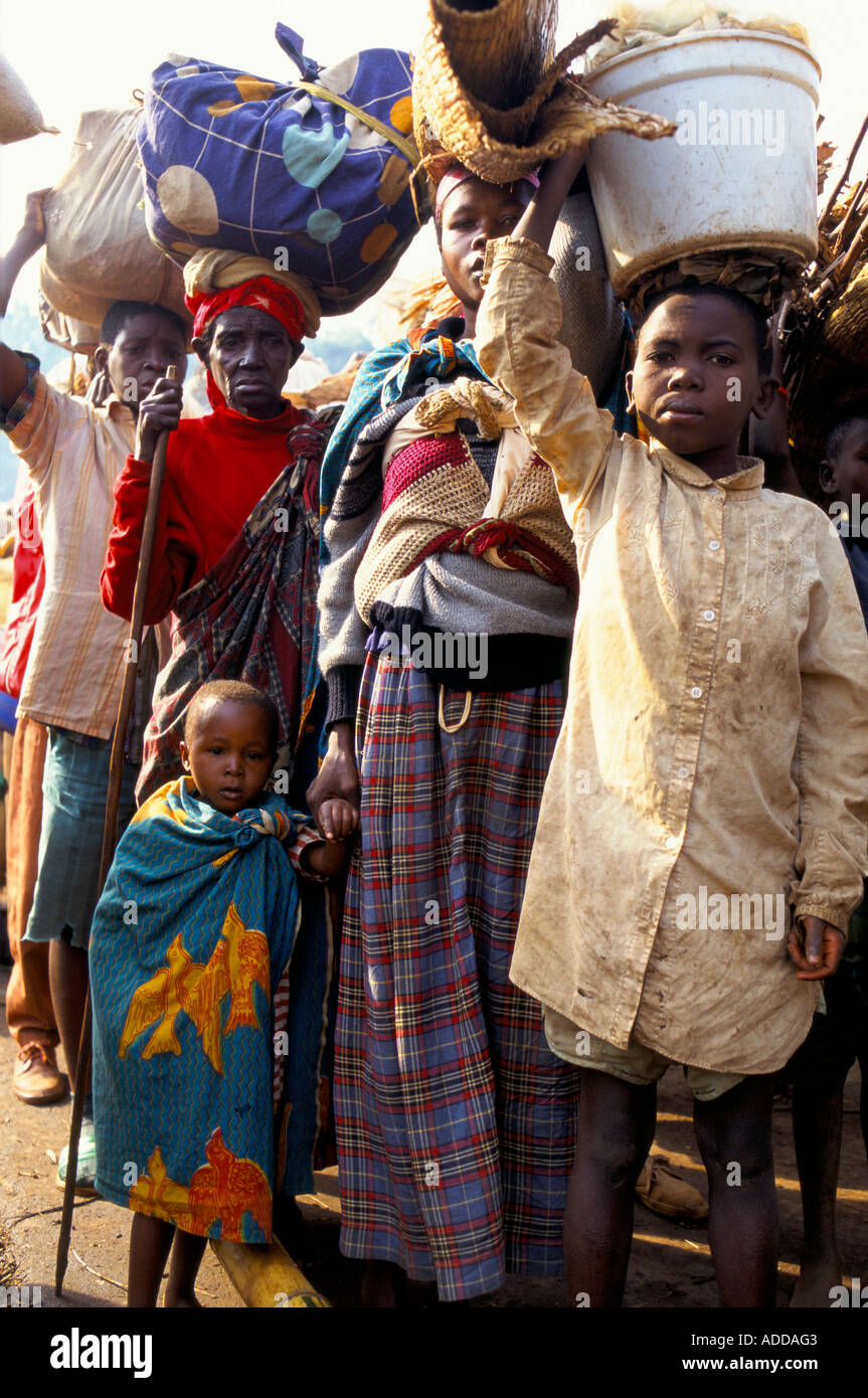Children their parents wait to cross the border into Zaire Stock Photo ...