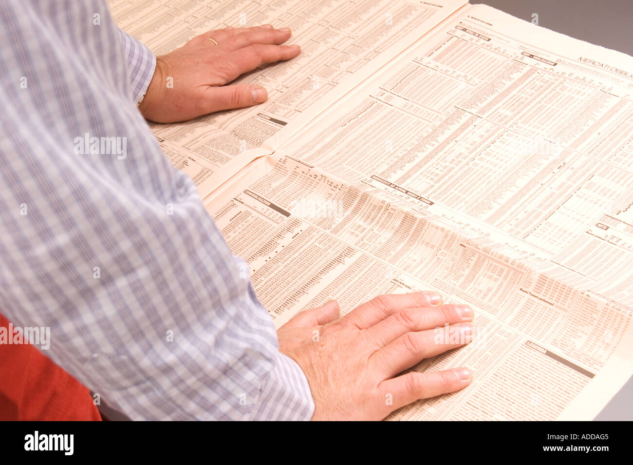 to read a newspaper Stock Photo - Alamy