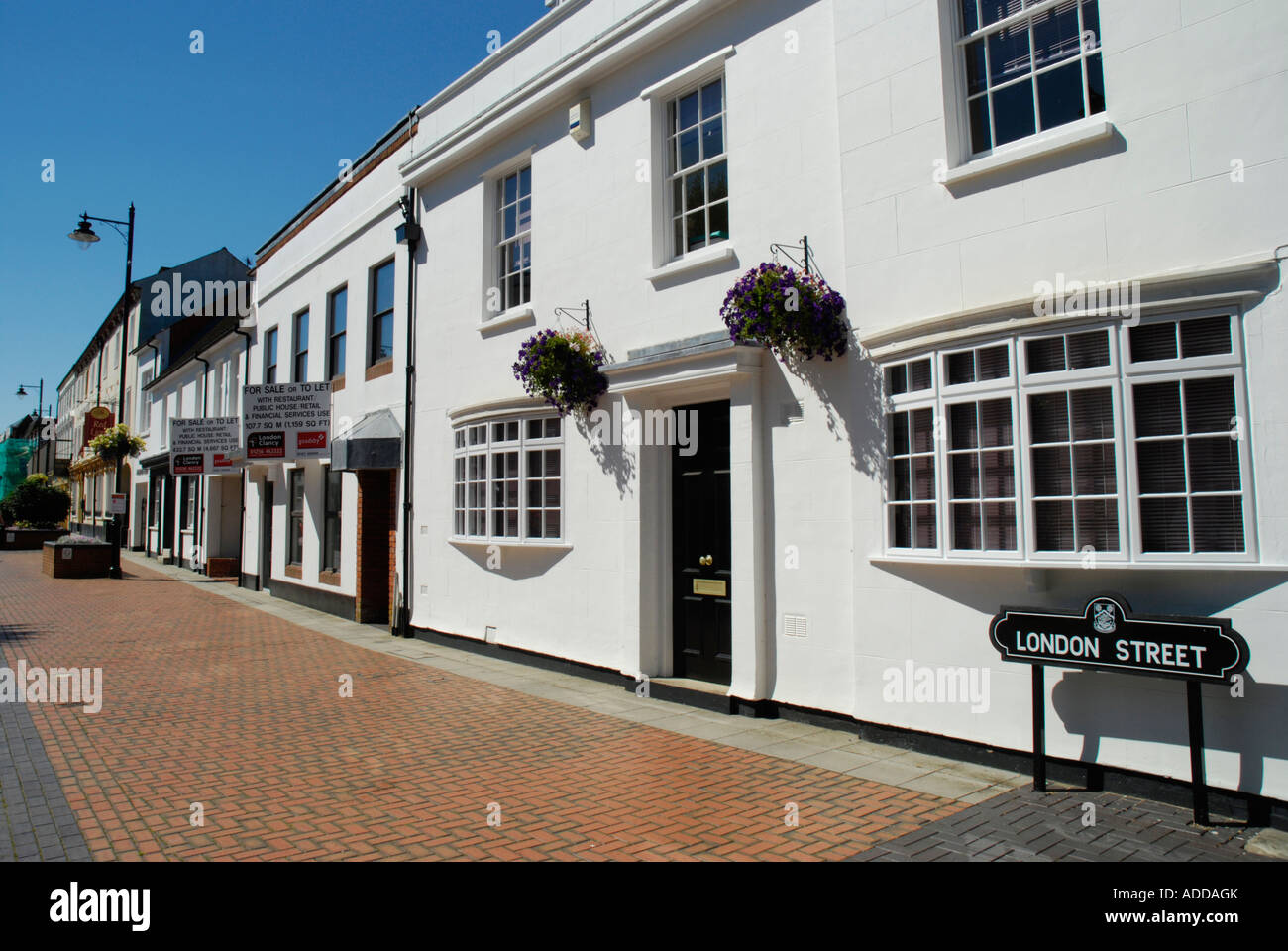 White fronted buildings and street sign in London Street Basingstoke ...