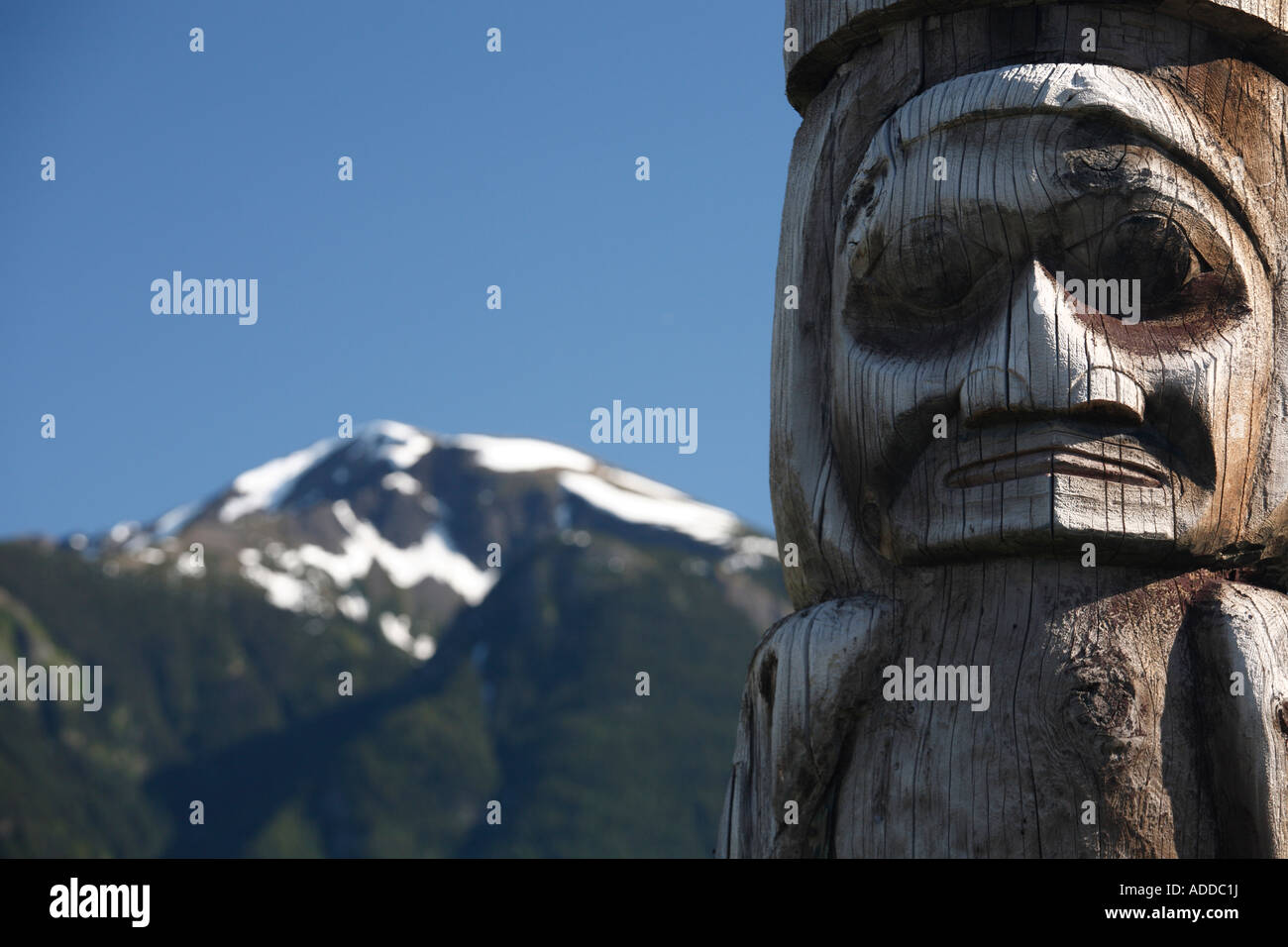 Totem pole and mountains at Kitwanga British Columbia Stock Photo - Alamy