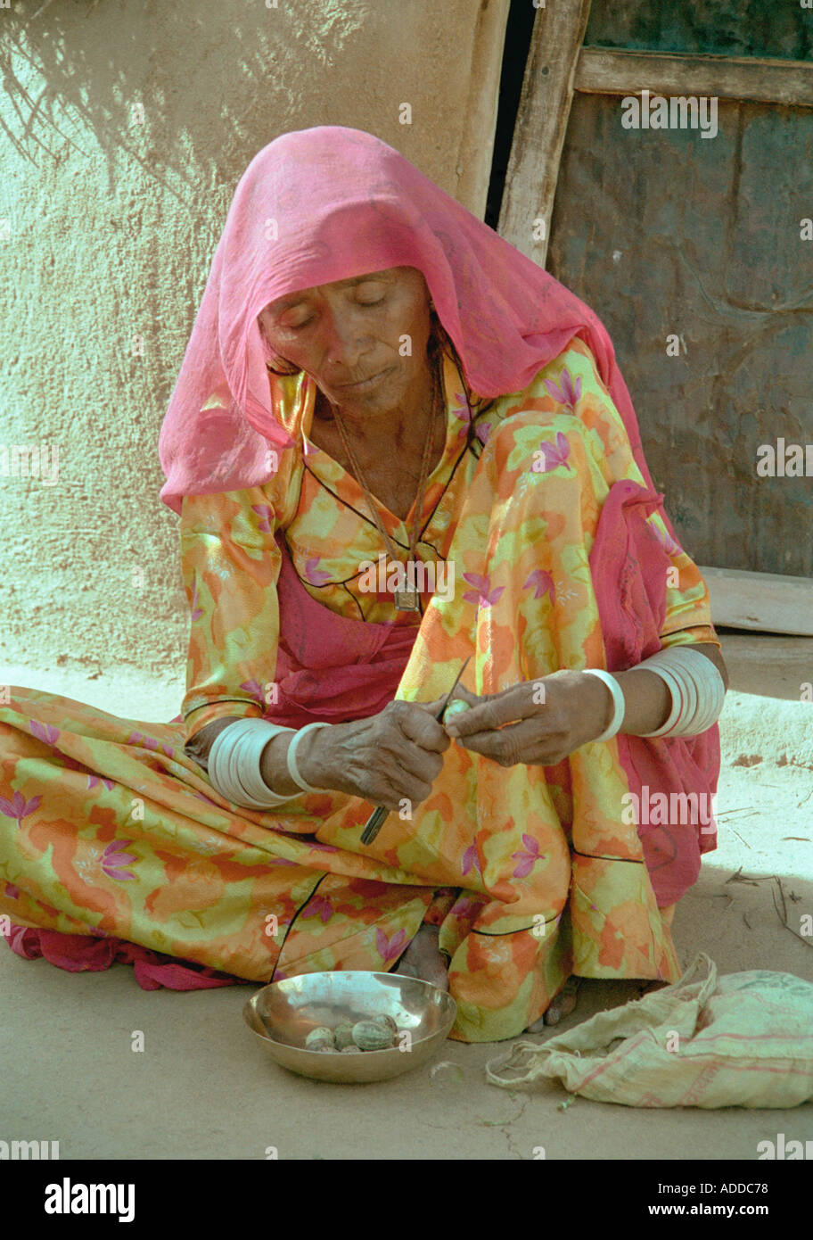 indian woman cooking outside Stock Photo - Alamy