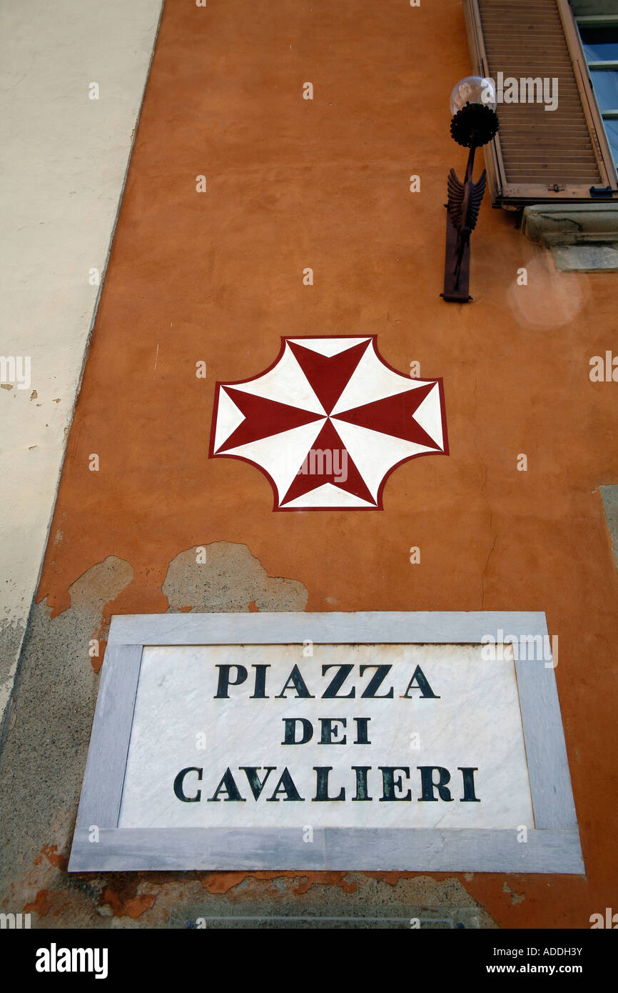 Street sign and cross in the Piazza dei Cavalieri in Pisa Italy Stock ...