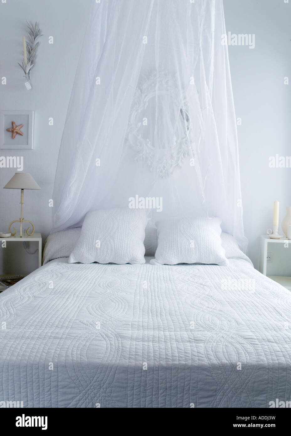 white hotel room Stock Photo - Alamy