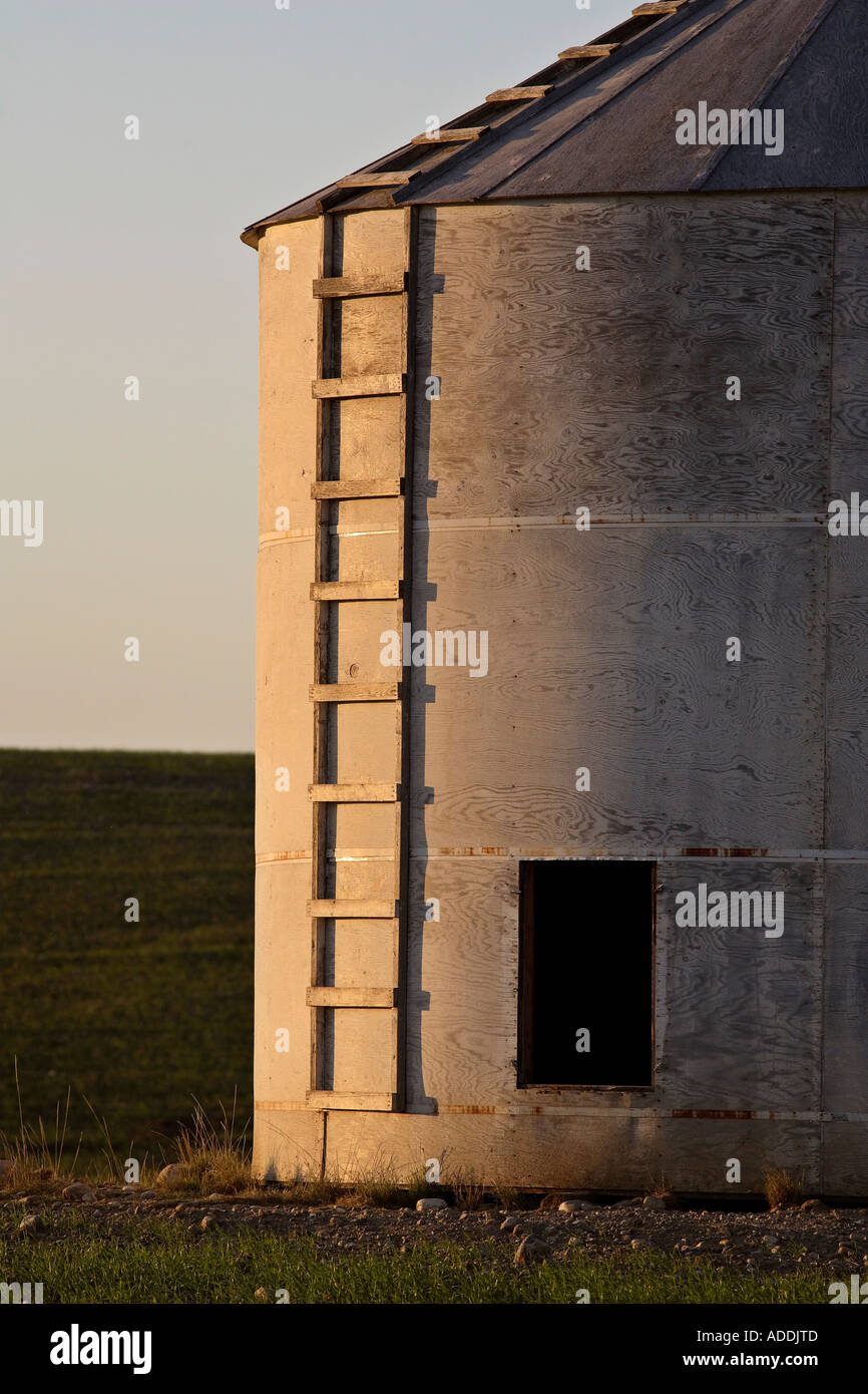 Old grain bin hi-res stock photography and images - Alamy