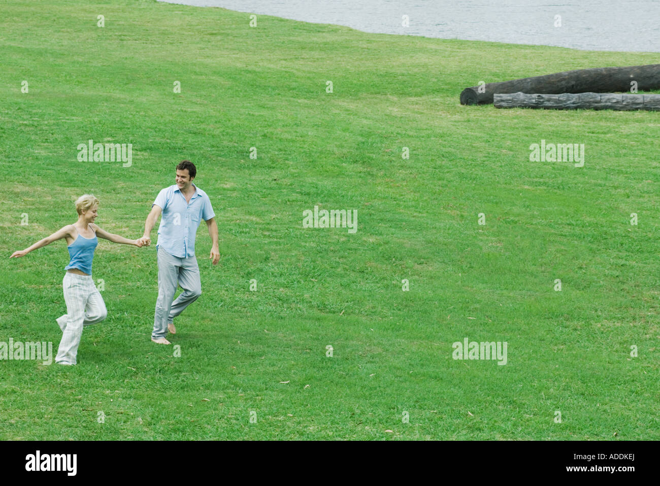 Couple couples distance grass hi-res stock photography and images - Alamy