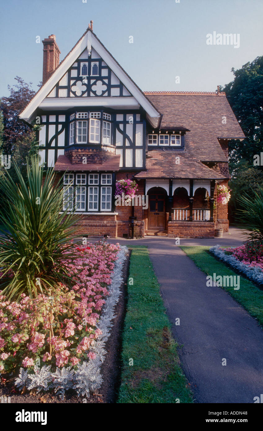 Edwardian house and garden hi-res stock photography and images - Alamy