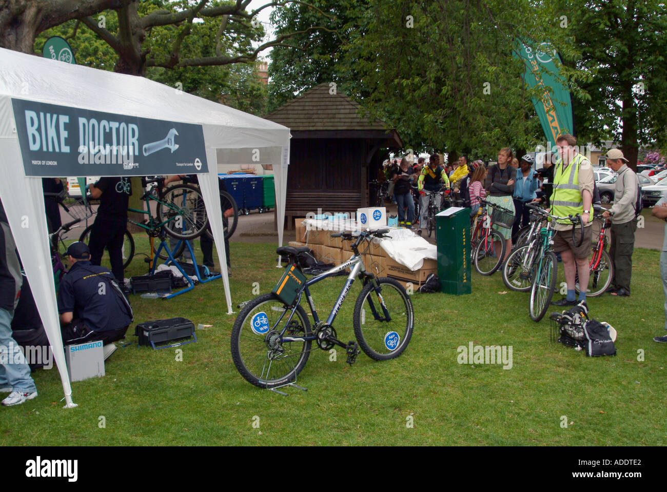 CYCLISTS WAITING TO BE SEEN BY THE BIKE DOCTOR Stock Photo - Alamy