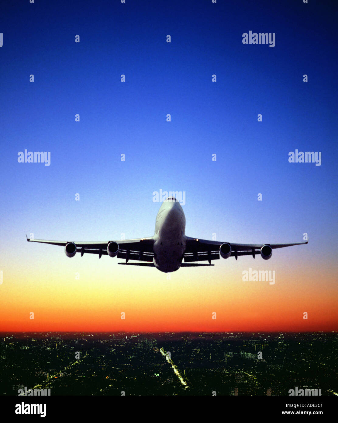 Jumbo jet take off hi-res stock photography and images - Alamy