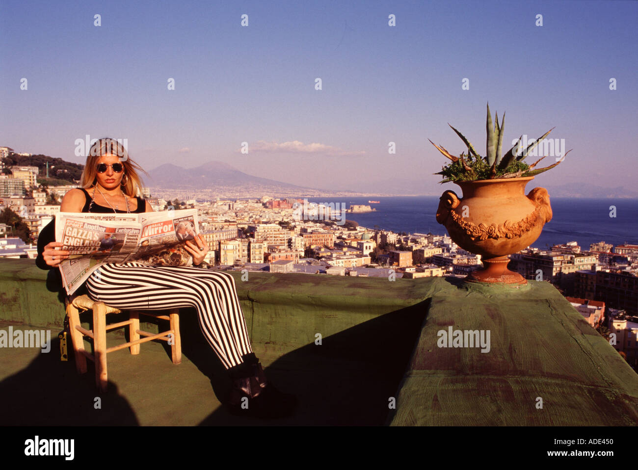 Napoli Italy reading the newspaper Stock Photo - Alamy