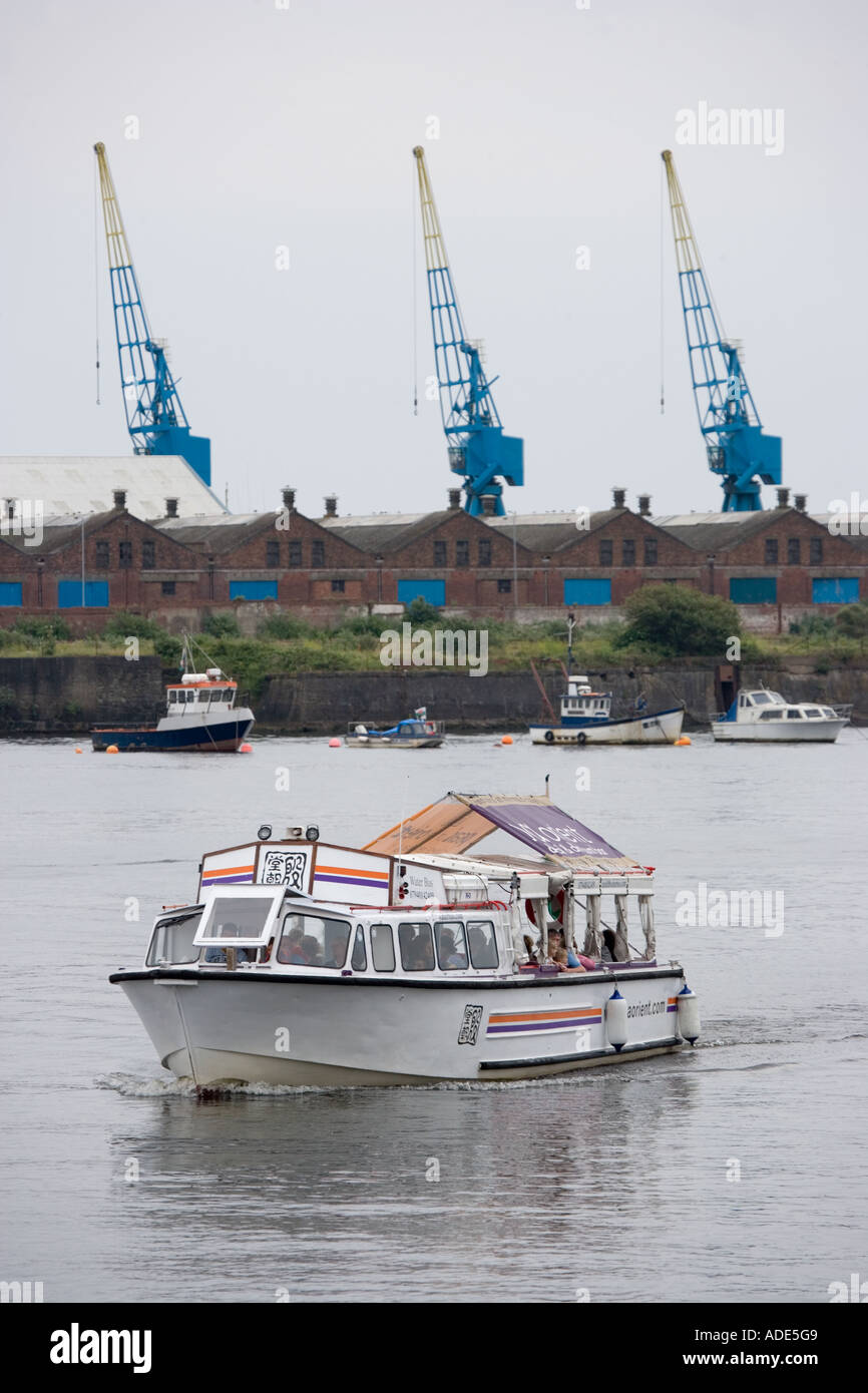 Cardiff port crane hi-res stock photography and images - Alamy