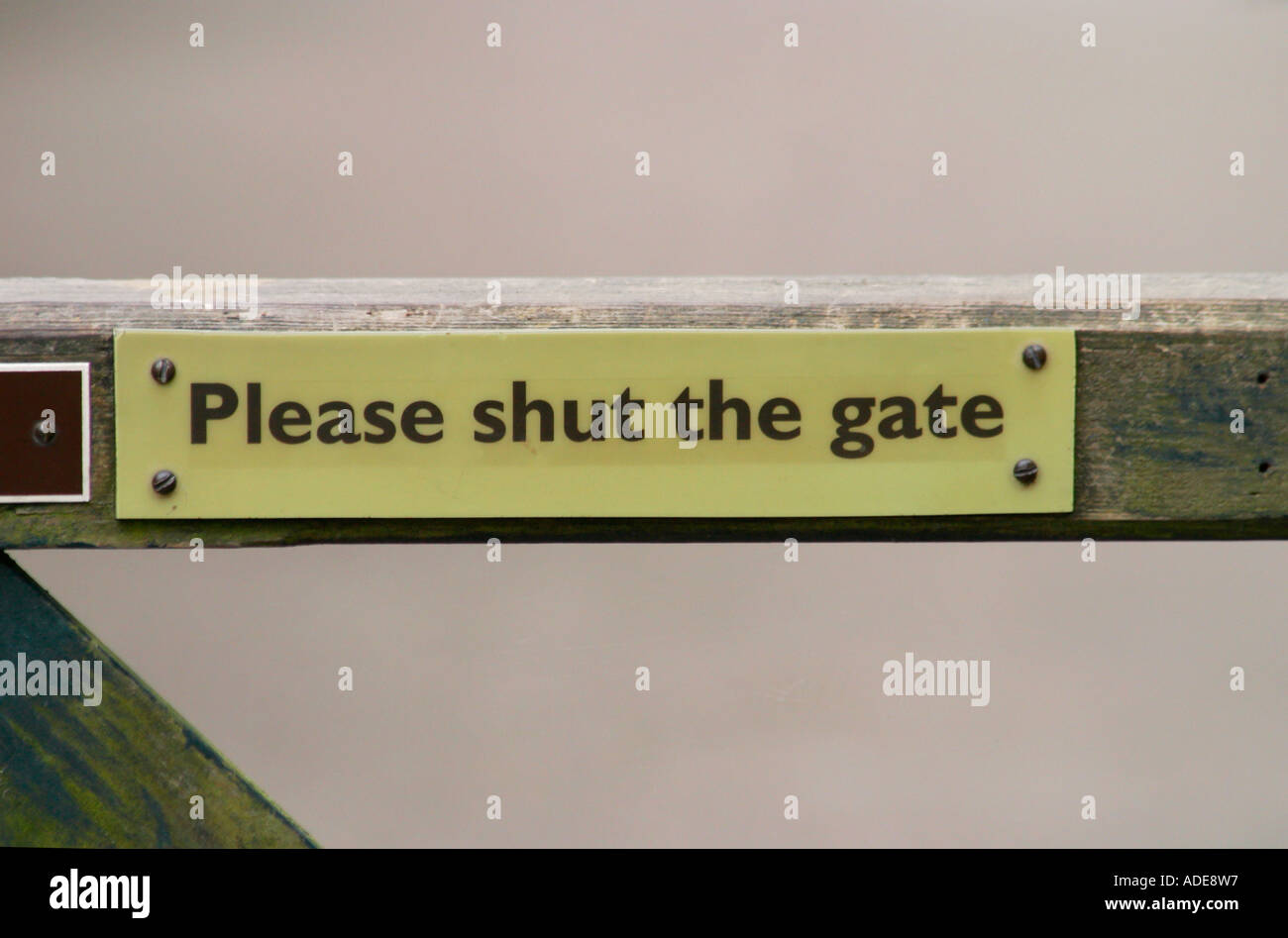 Please shut the gate sign Stock Photo - Alamy