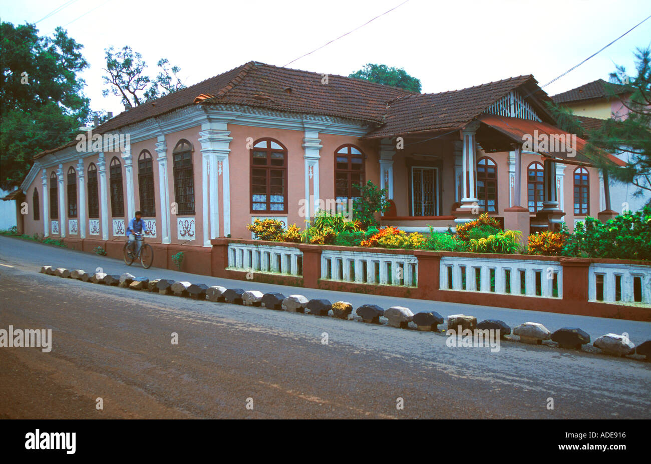 Goa portuguese houses hi-res stock photography and images - Alamy