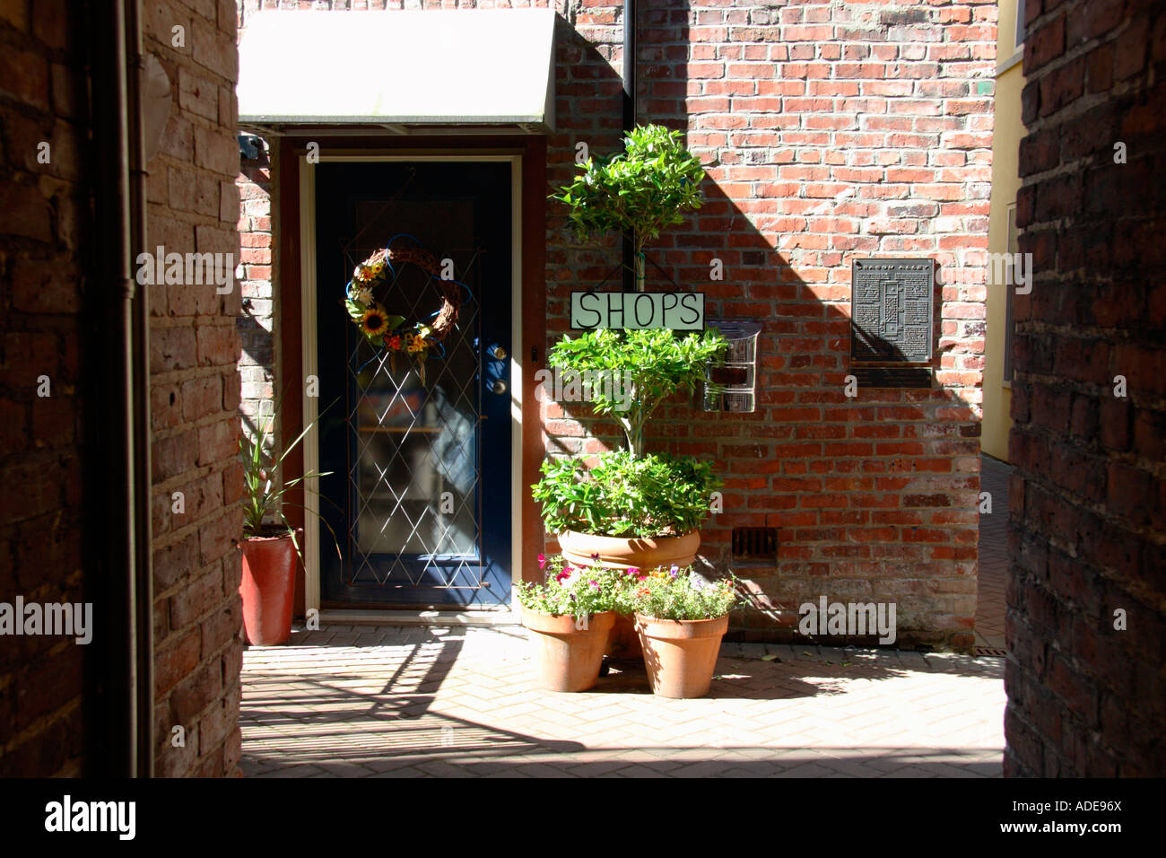 hidden shop alley store Stock Photo - Alamy