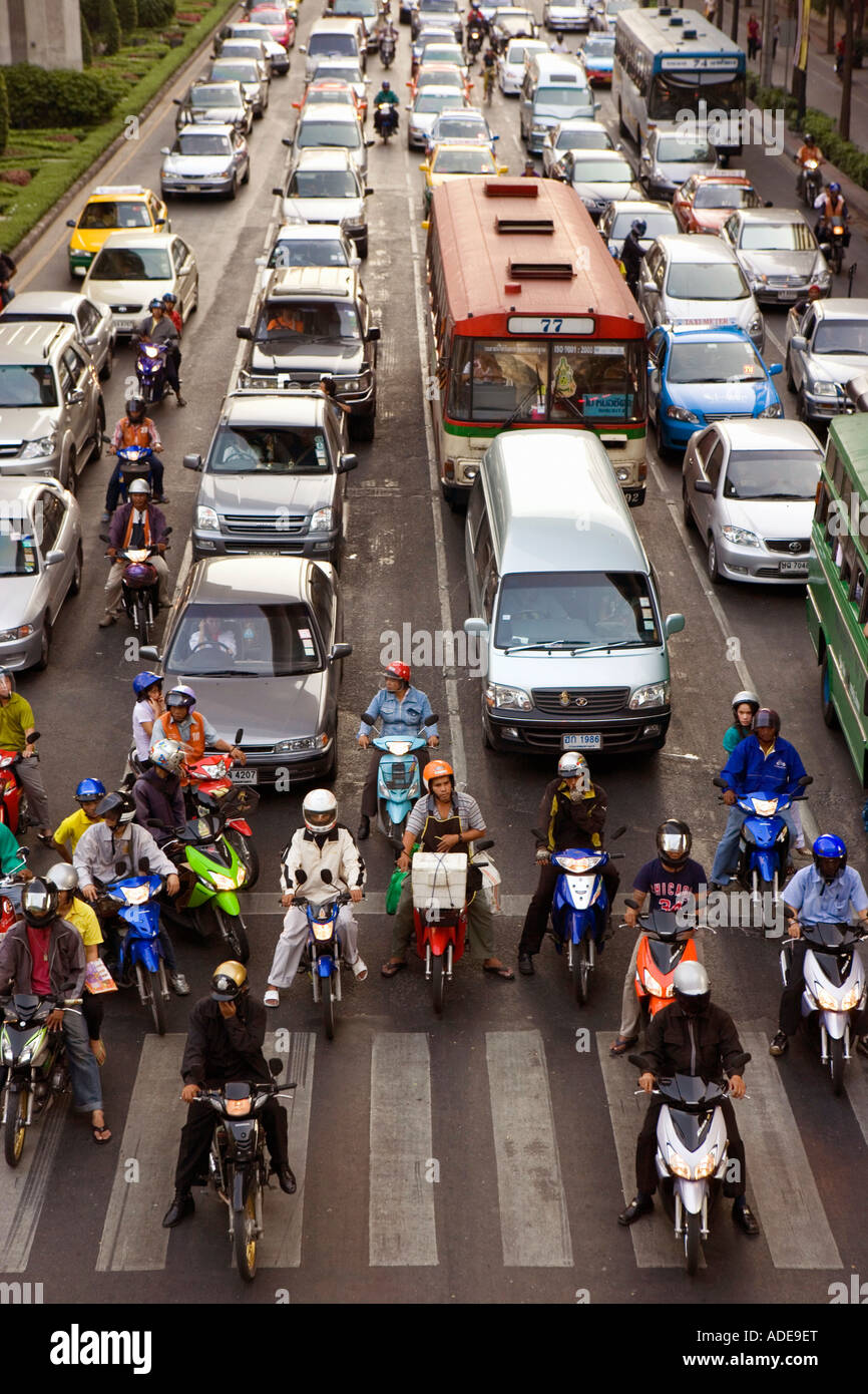 Congested traffic waiting at traffic lights Stock Photo - Alamy